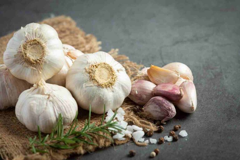 Health Benefits of Eating Raw Garlic Daily – Backed by Science - Your ...